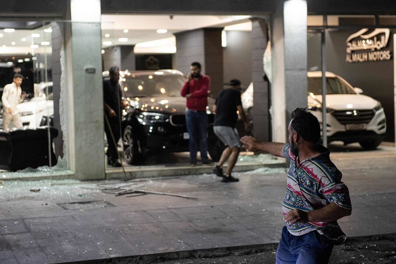 Damage in Mazzeh neighbourhood in eastern Damascus. - Foto 8 de 13