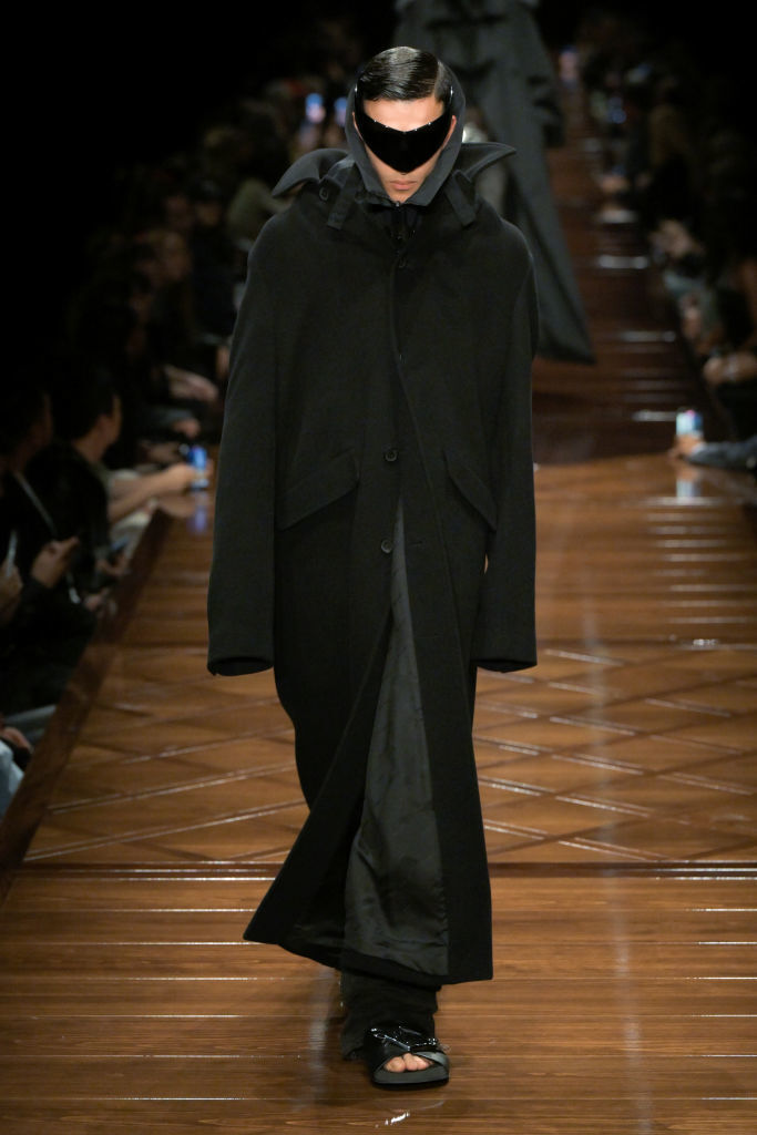 Balenciaga sees the future very bleak and its guests at the show, from ...