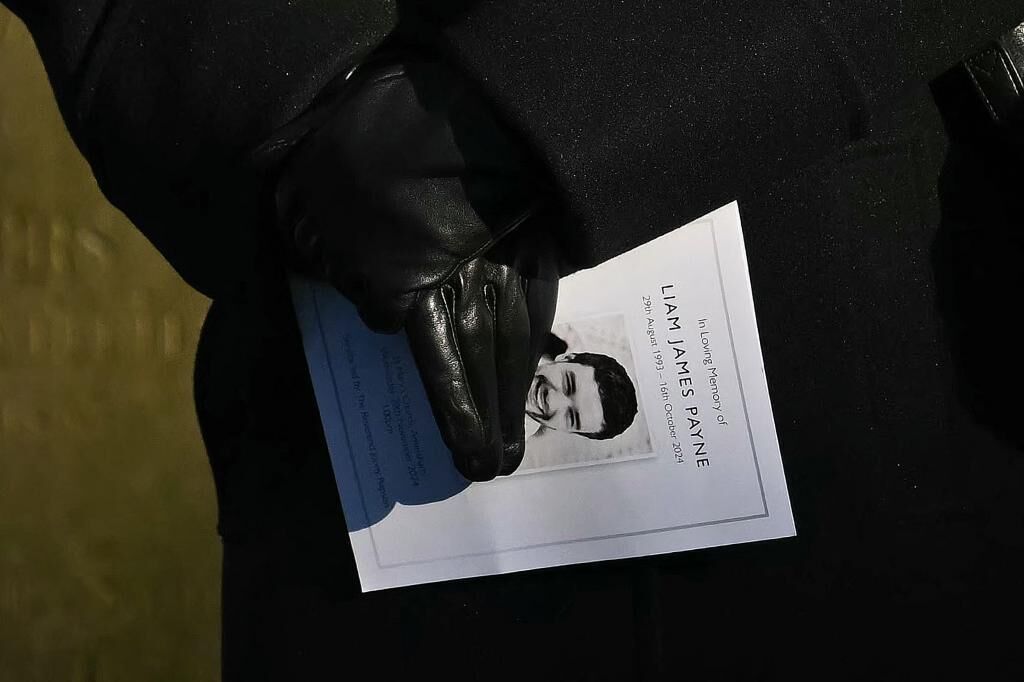 An attendant, with a memorial service for Liam Payne - Foto 8 de 17