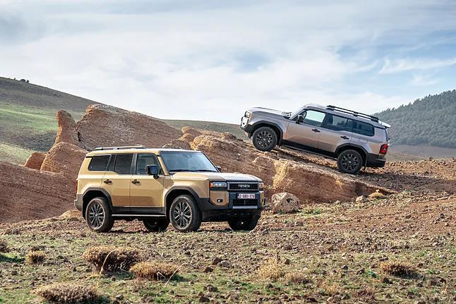 With rounded and very 4x4 shapes, the new Land Cruiser is much longer ...