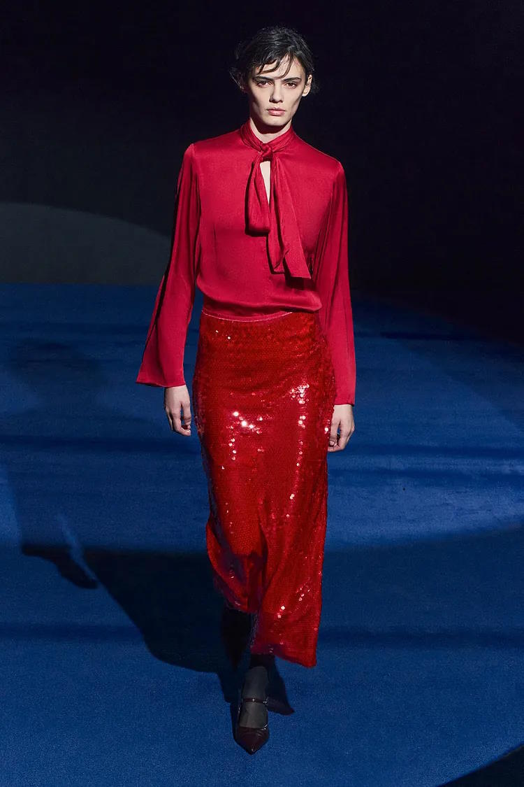 8 red outfits that will make you shine this Christmas