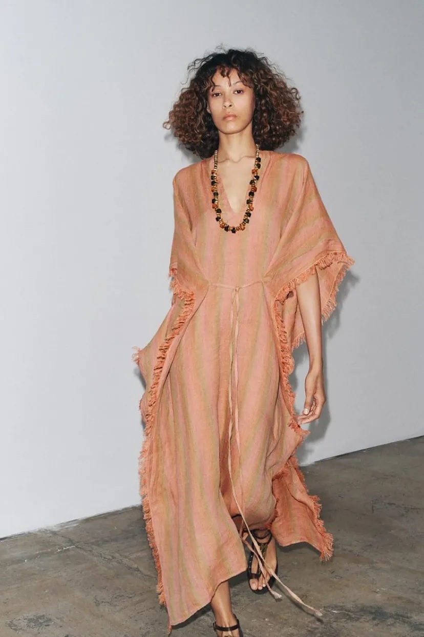 This linen caftan by Zara is pure elegance - Foto 2 de 8